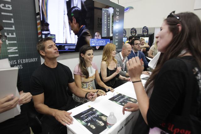 INTELLIGENCE Cast Comic Con Signing Photos | Page 10 of 10 | Seat42F