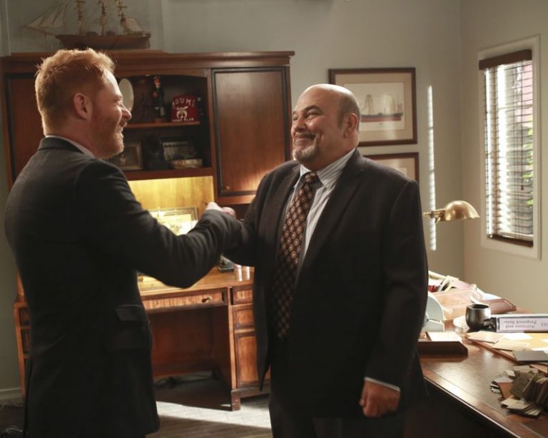 MODERN FAMILY Season 7 Episode 3 Photos The Closet Case | Seat42F