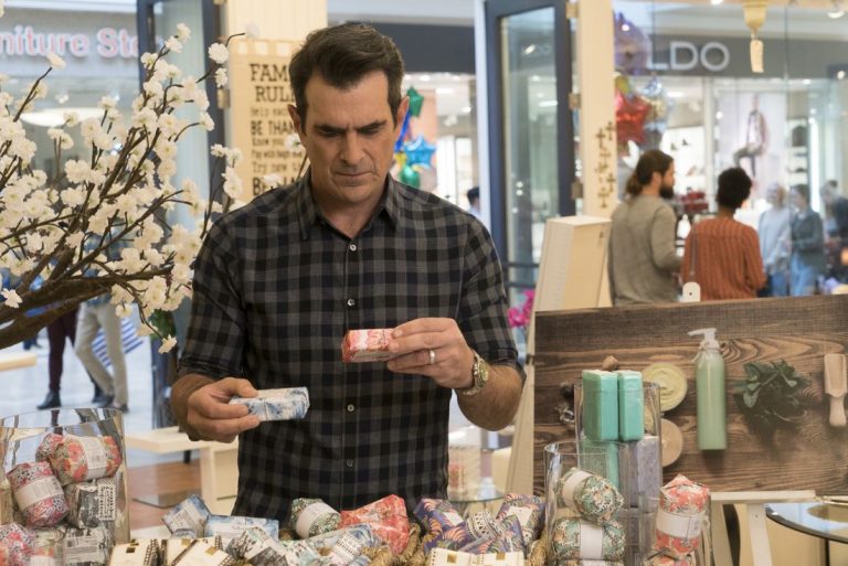 MODERN FAMILY Season 9 Episode 18 Photos Daddy Issues | Seat42F