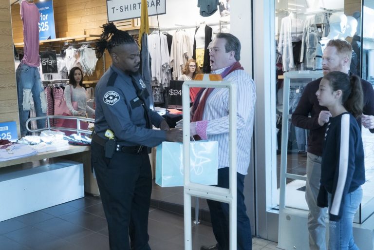 MODERN FAMILY Season 9 Episode 18 Photos Daddy Issues | Seat42F