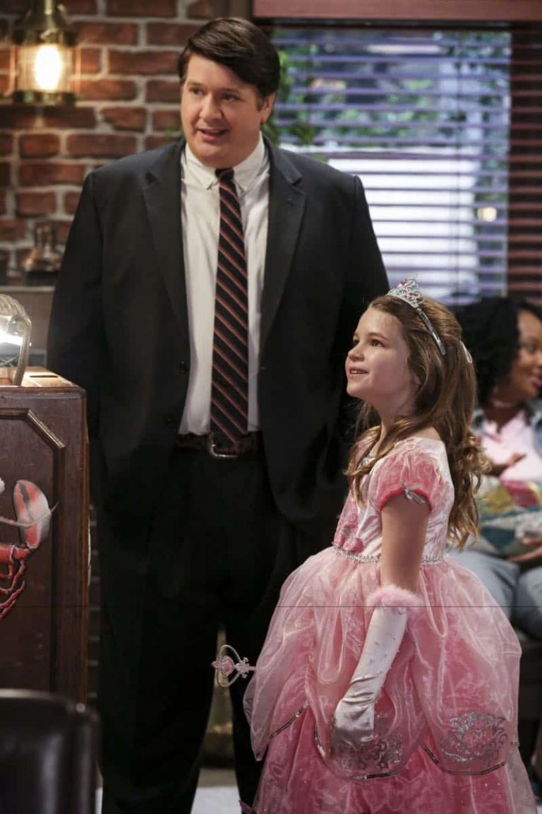 YOUNG SHELDON Season 1 Episode 21 Photos Summer Sausage, a Pocket ...