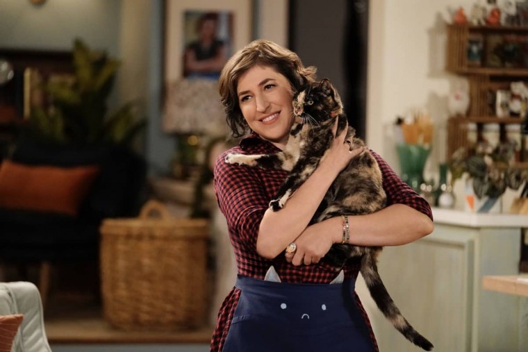 CALL ME KAT Season 1 Episode 1 Photos Plus One | Seat42F