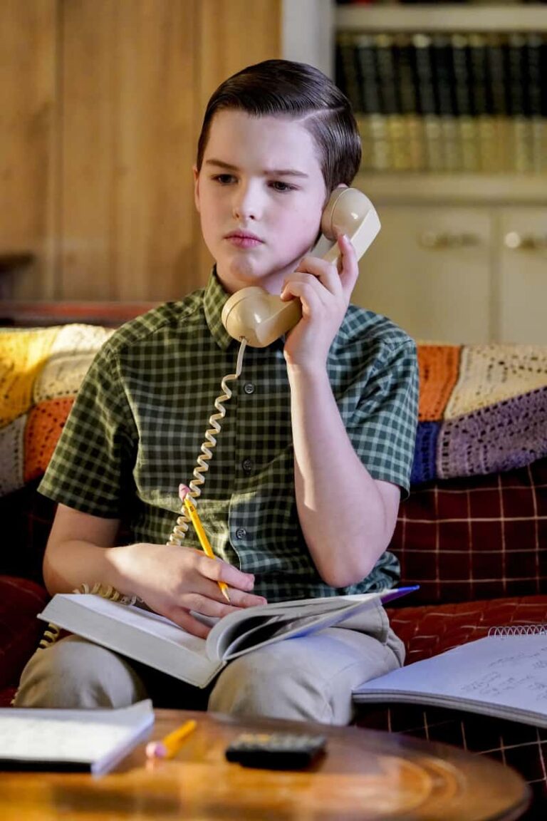 YOUNG SHELDON Season 4 Episode 13 Photos The Geezer Bus And A New Model ...