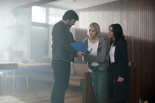 LA BREA Season 1 Episode 4 Photos The New Arrival | Seat42F