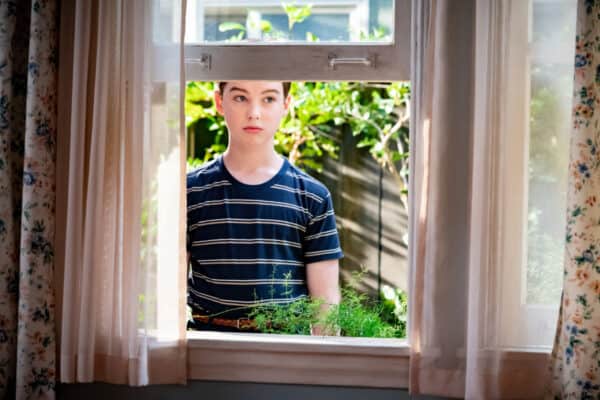 YOUNG SHELDON Season 5 Episode 6 Photos Money Laundering And A Cascade ...