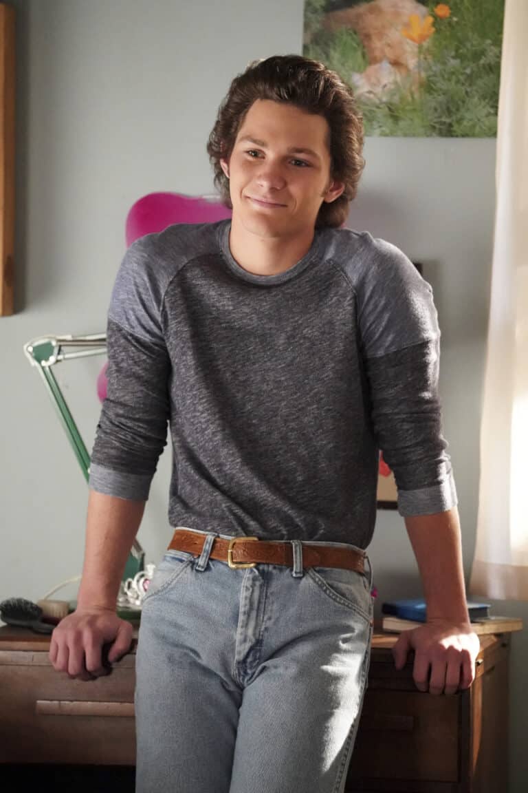 YOUNG SHELDON Season 5 Episode 16 Photos A Suitcase Full Of Cash And A ...