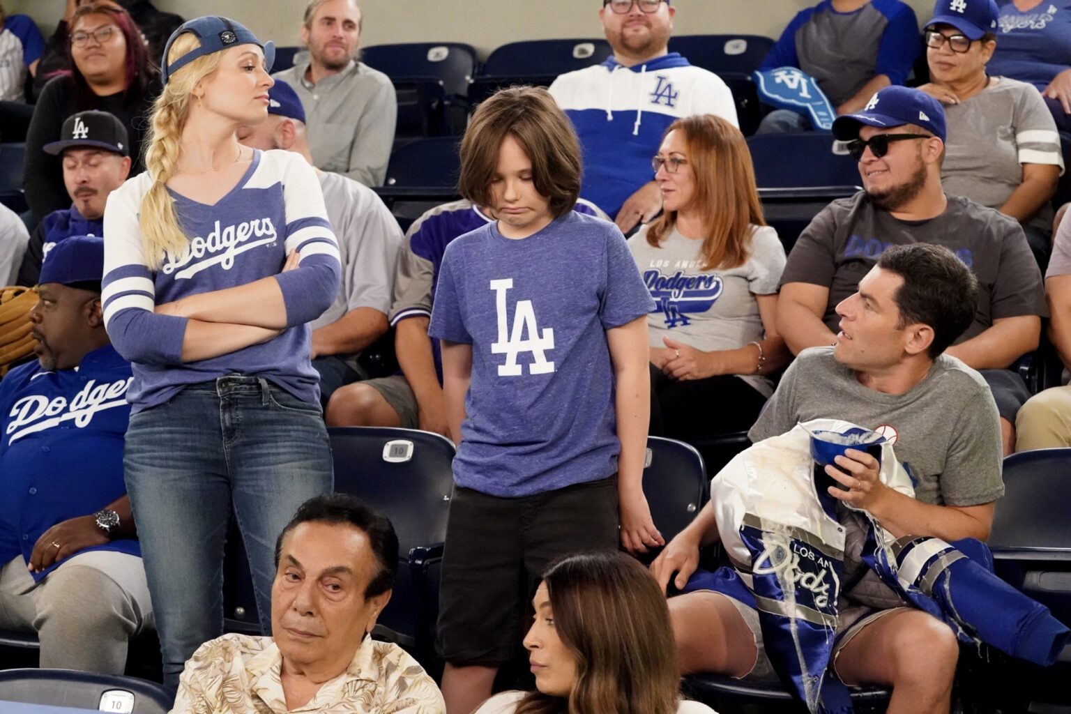 THE NEIGHBORHOOD Season 5 Episode 3 Photos Welcome To The Ballgame ...