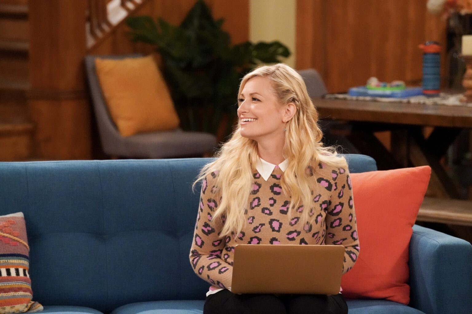 THE NEIGHBORHOOD Season 5 Episode 4 Photos Welcome To The New Deal ...