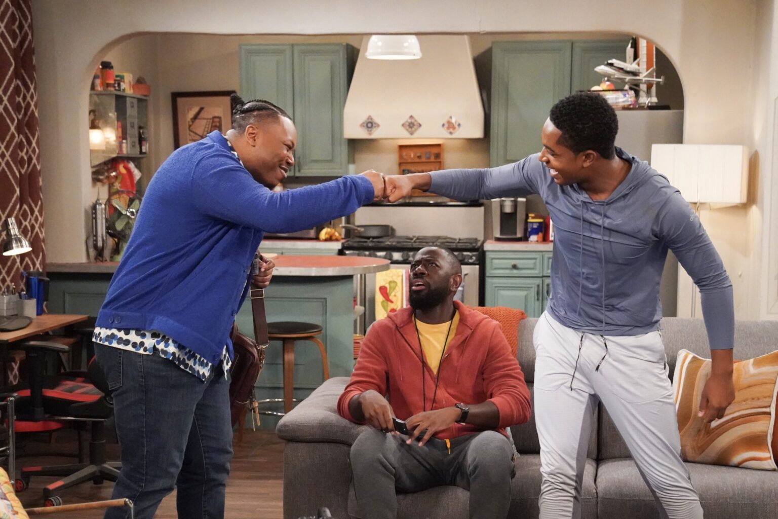THE NEIGHBORHOOD Season 5 Episode 6 Photos Welcome To The Hot Prospect ...